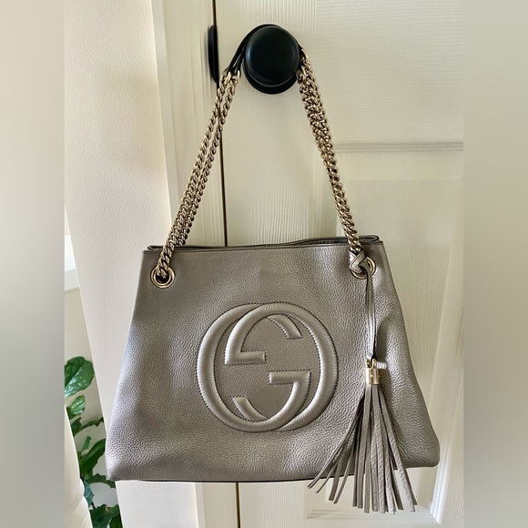 Gucci | Bags | Gucci Metallic Pebbled Leather Medium Soho Chain Tote ...